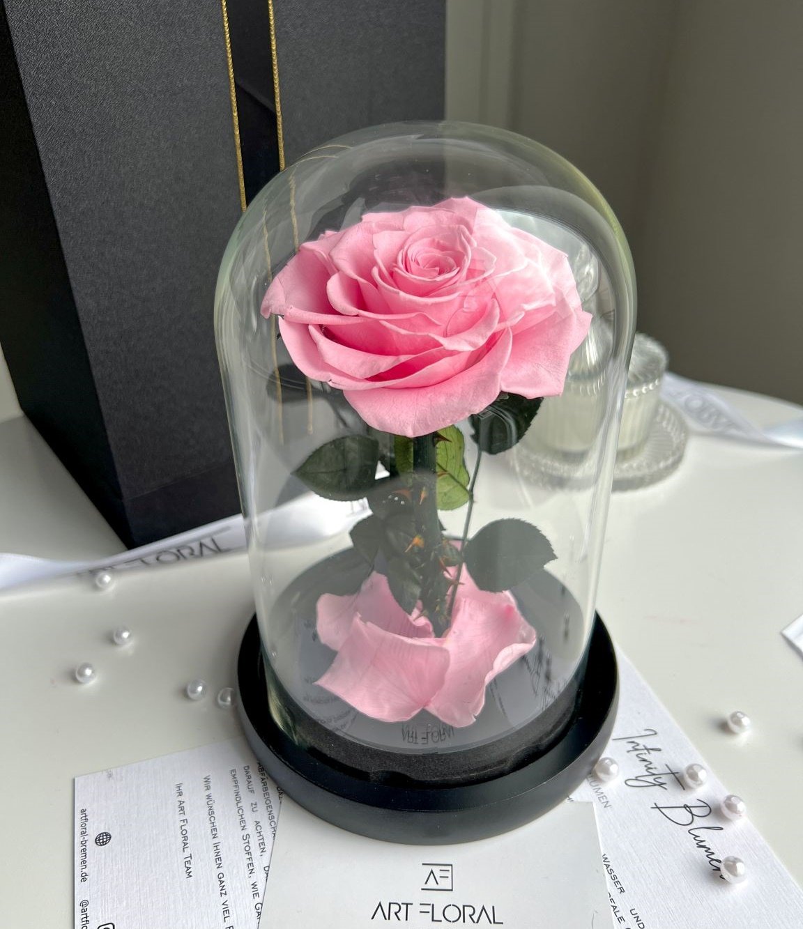 Ewige rosa Rose im Glas - Art Floral - Moderne Floristik